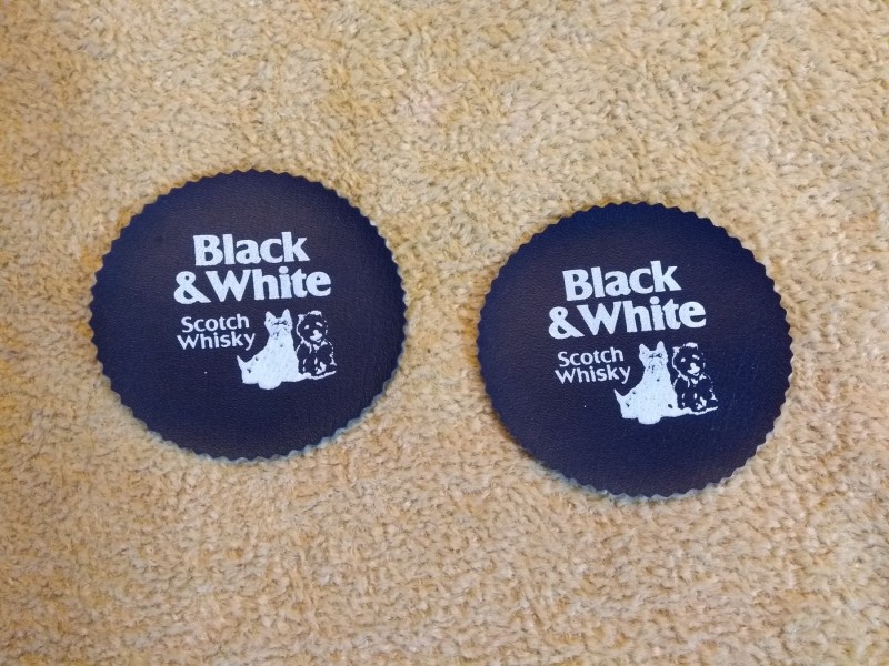 Dva podmetača Black i White