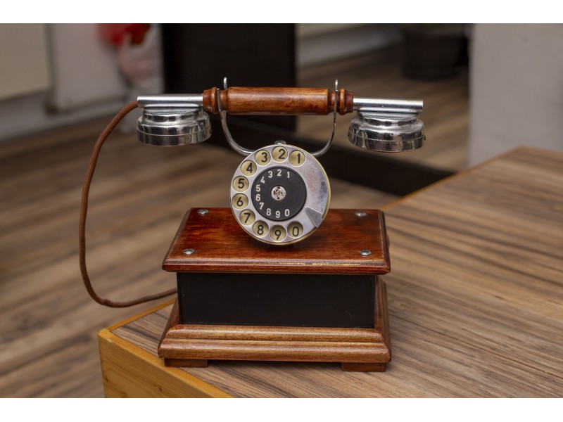 Drveni retro telefon sa rotacionim biračem