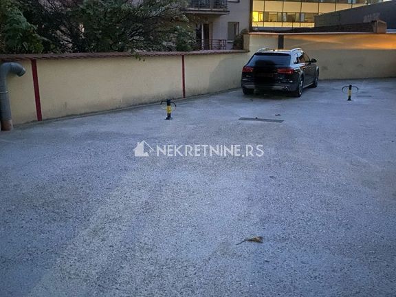 Izdajen parking mesto na Vracaru Nebojsina 28