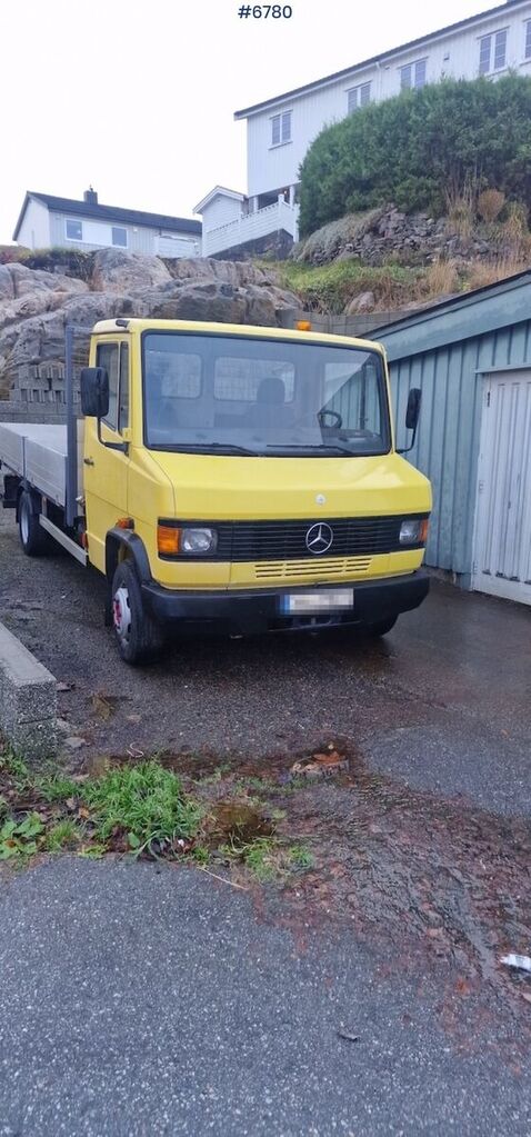 Mercedes-Benz Vario 611D kamion s ravnom platformom < 3.5t