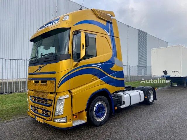 Volvo FH 13.460 low deck trekker, met XL cabine, special paint en incl tegljač