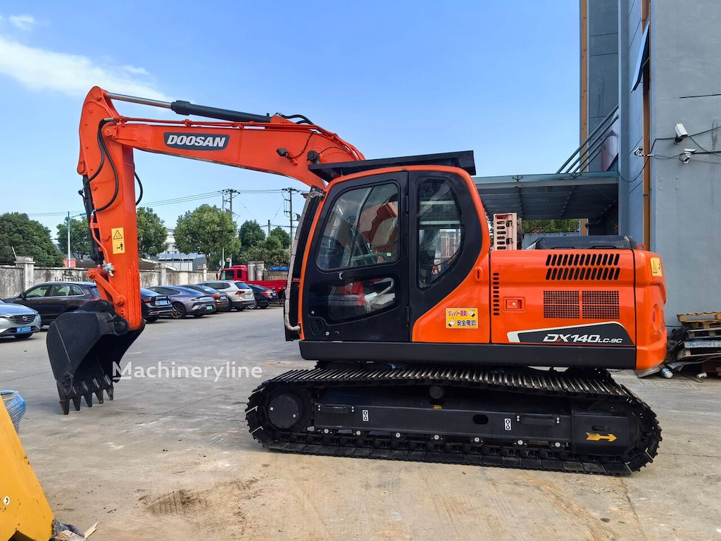 Doosan DX140 bager guseničar