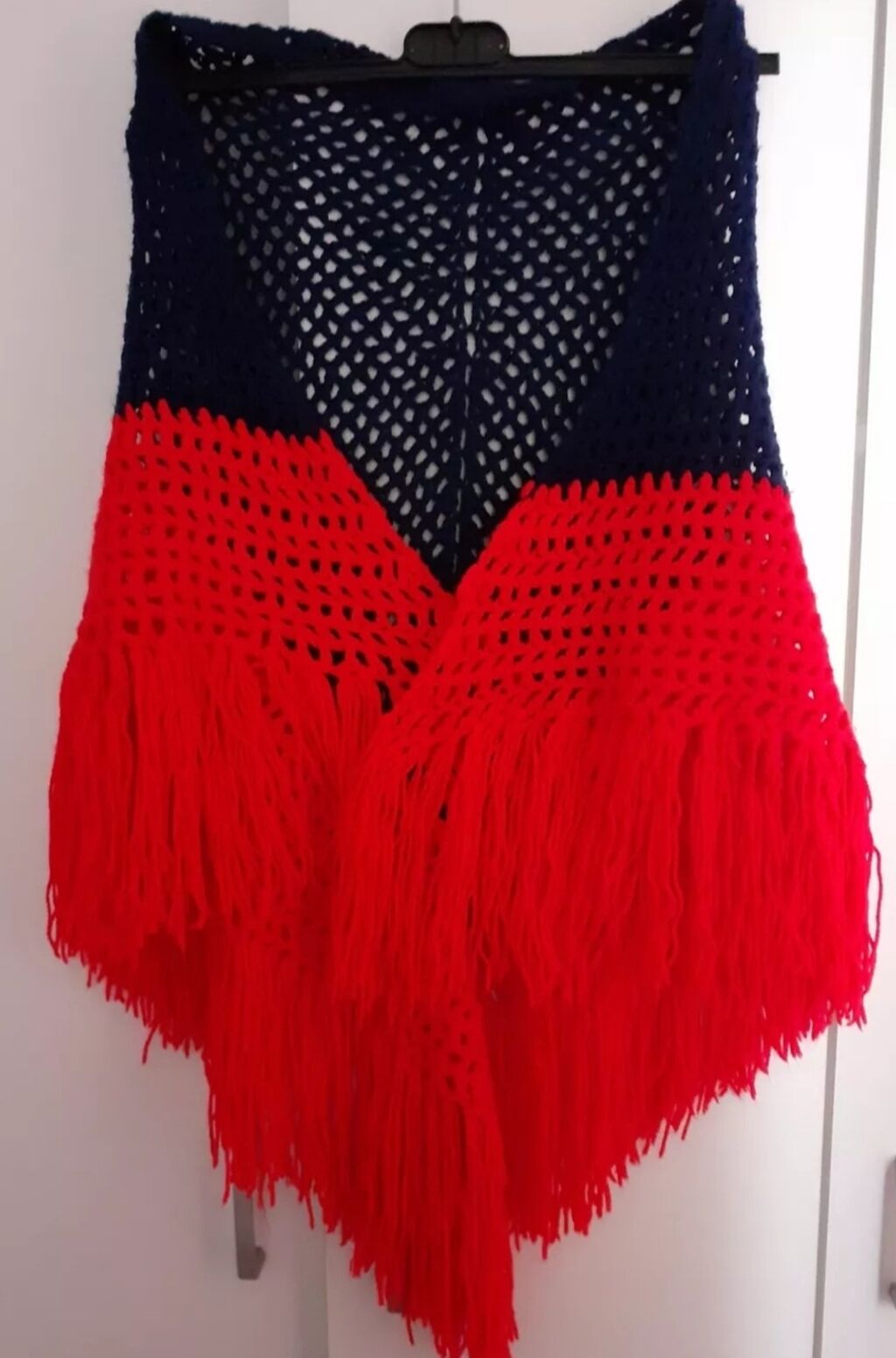 Ručno heklana pončo–pelerina sa resama - Model: trouglasti pončo/šal