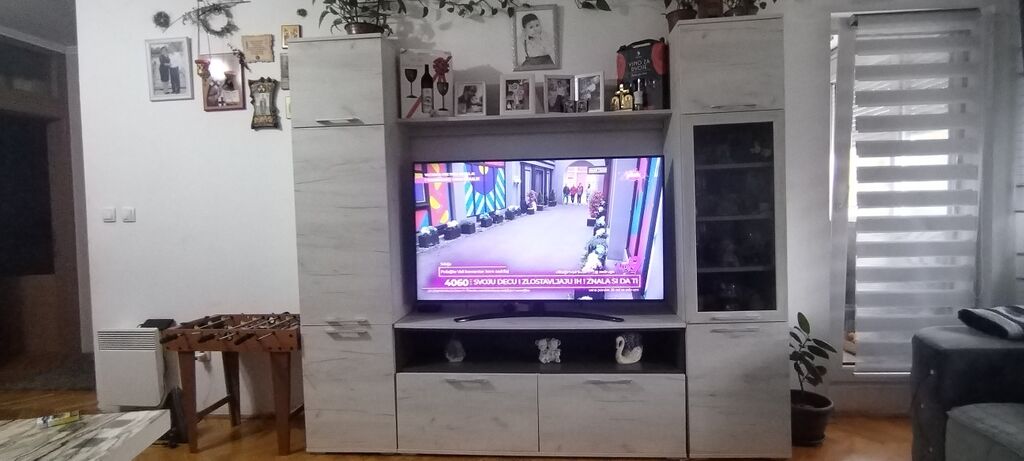 Dnevni regał/komplet za TV i odlaganje Tv komoda je nova ima i