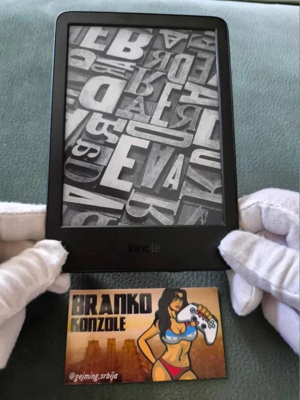 Poslednji model Amazon Kindle ebook reader - 11. generacija
