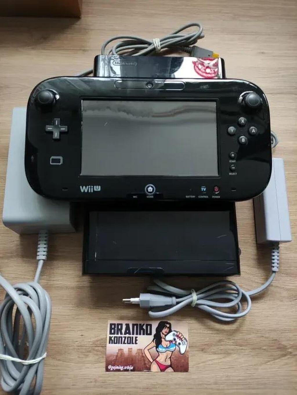 **SNIZENO** Prodajem crnu Nintendo Wii U konzolu 32gb + 128gb