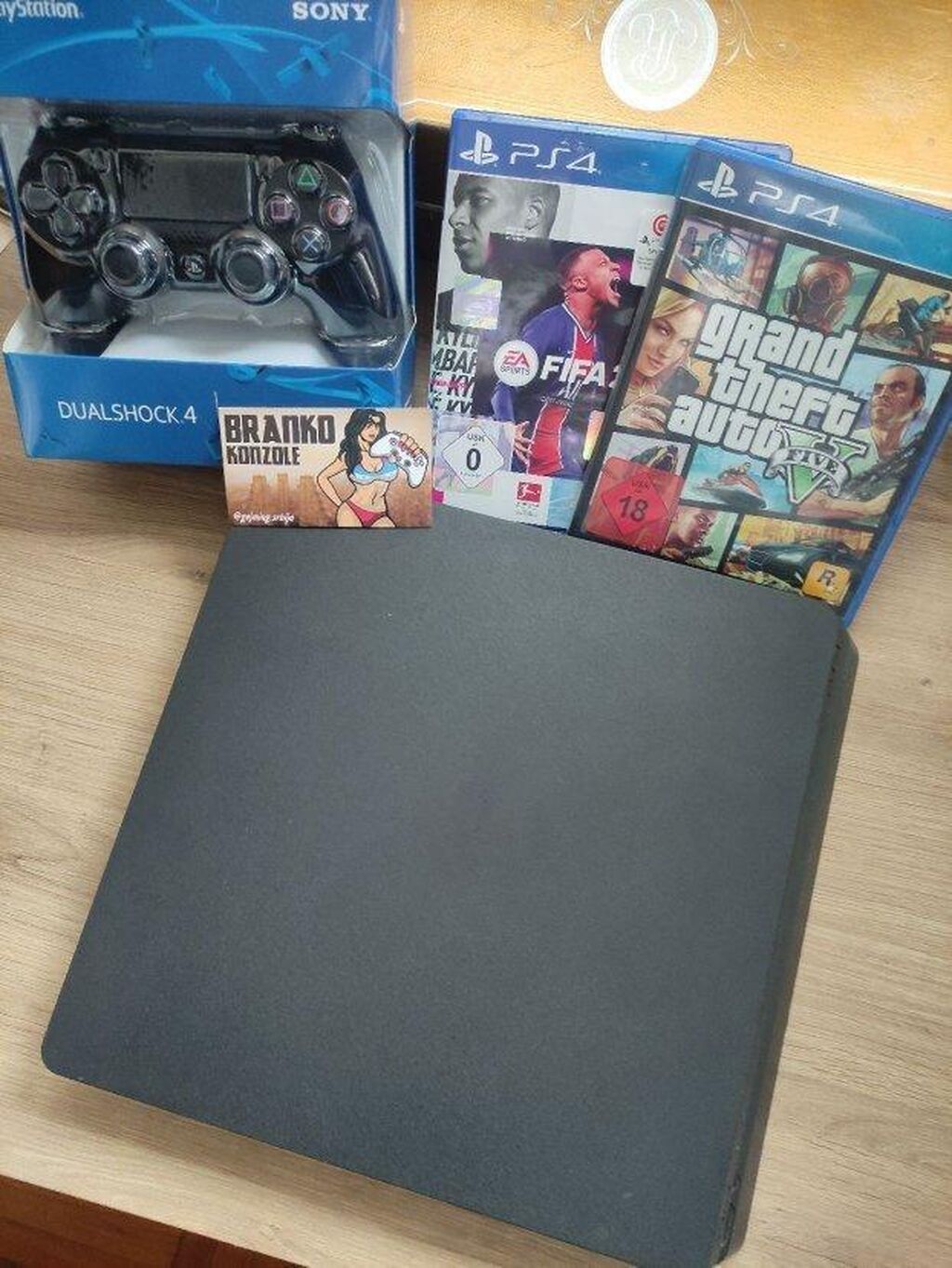   ✨ PS4 Slim 1TB + 2 igre (FIFA 21 & GTA V)    Ako vam odgovara