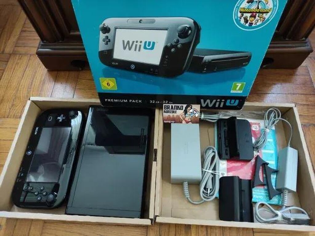    Nintendo Wii U 32GB (crna) + 128GB SD + igre Prodajem crnu Nintendo