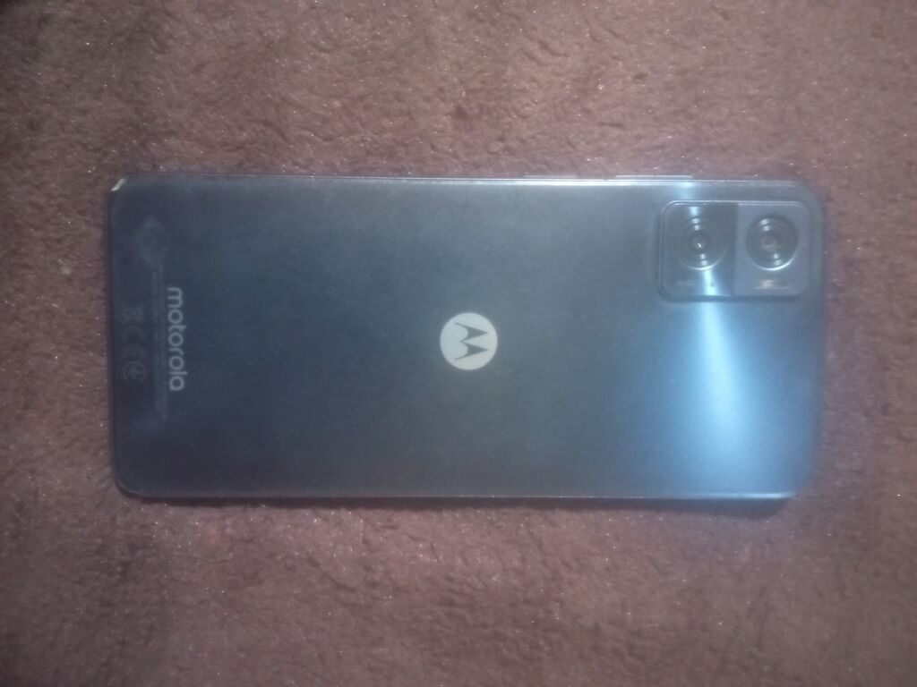 Motorola smart telefon – tamno plave boje, sa modernim ravnim ivicama