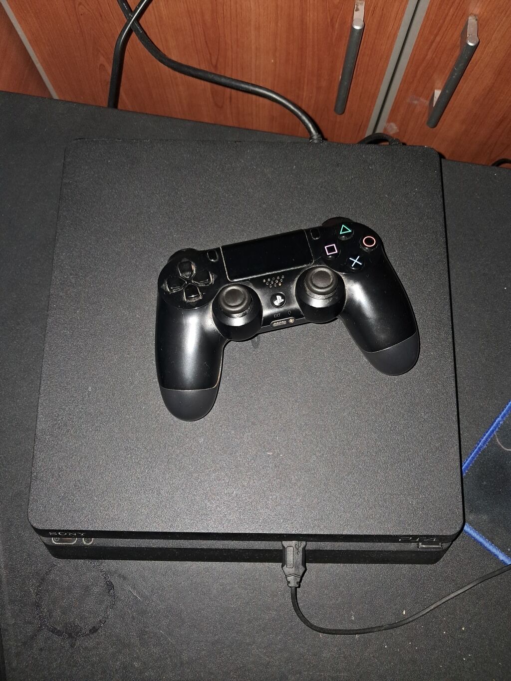 PlayStation 4 Slim konzola (crna) sa DualShock 4 bežičnim kontrolerom