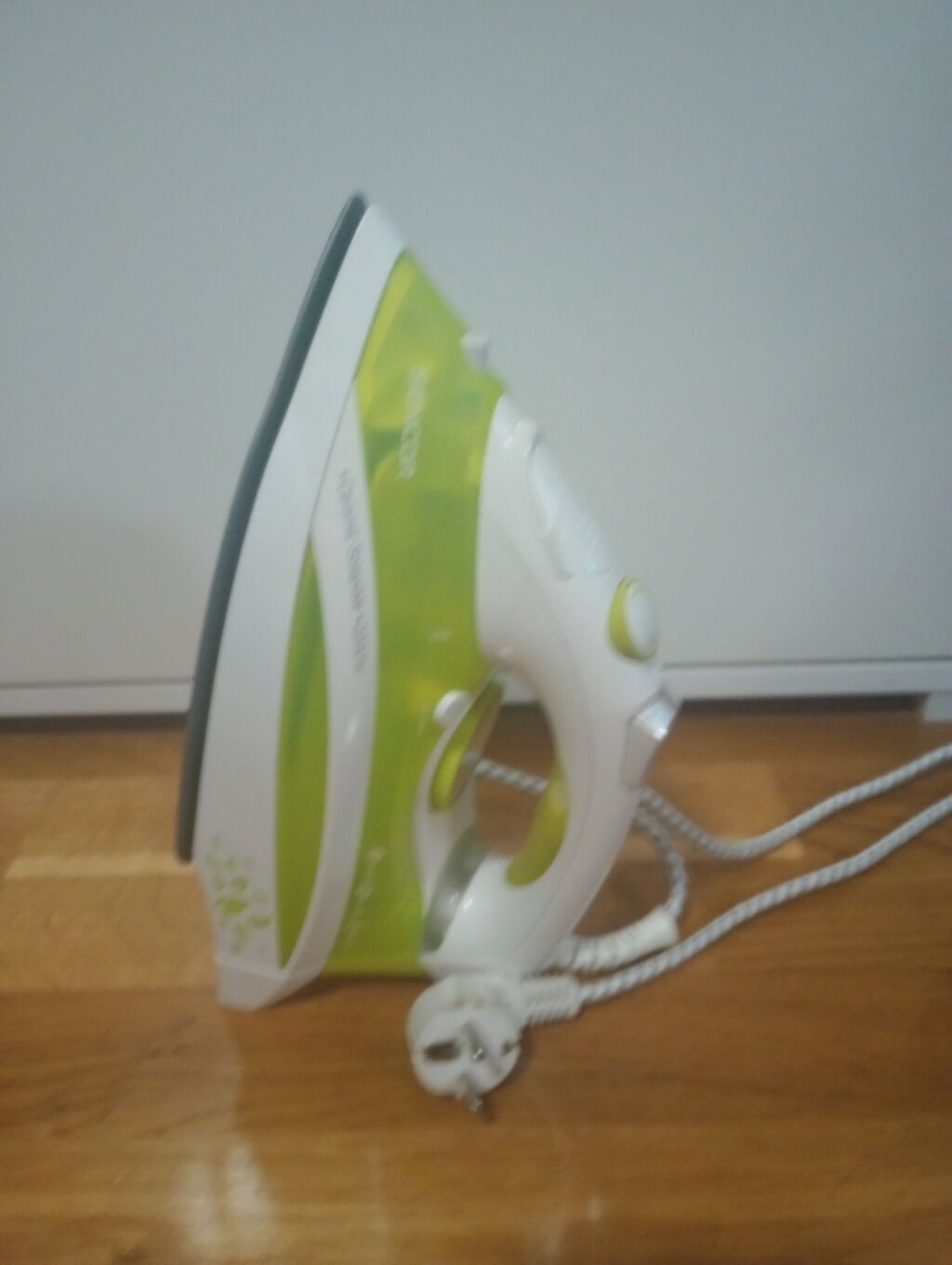 Parna pegla – kompaktna, sa providnim rezervoarom i parnim funkcijama