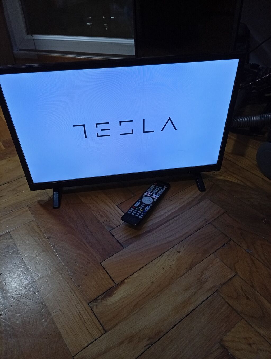 Tesla LED televizor sa daljinskim upravljačem 220 ili 12 v. 24