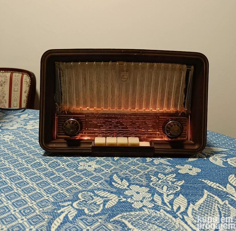 Philips lampaski radio – vintage model sa bakelitnim kućištem -