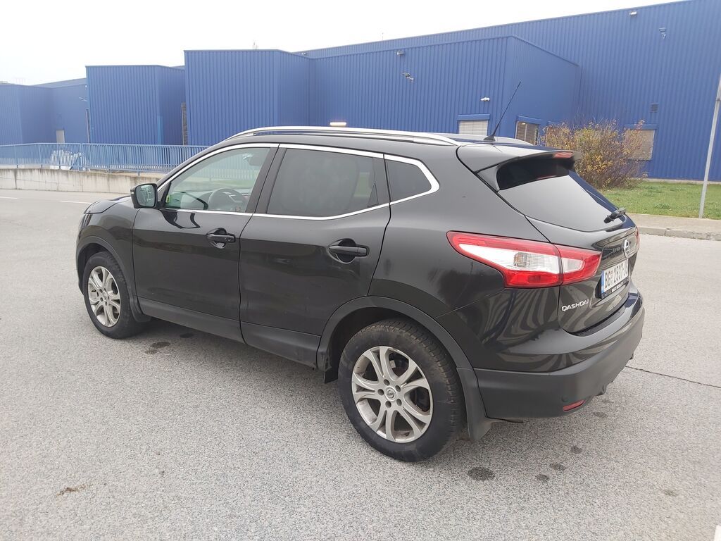 Nissan Qashqai – kompaktan SUV, crna boja, 5 vrata. Glavne