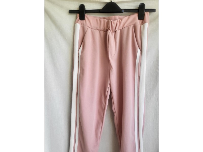 Moderne pantalone sa belom straftom sa strane