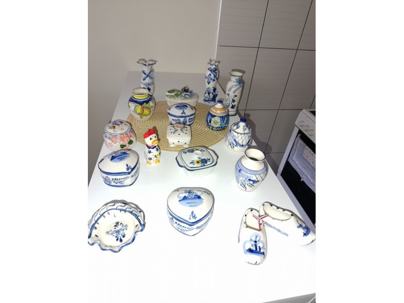 Gomila ukrasnih kutija porcelan i kristal,