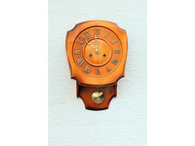 Zidni sat sa klatnom.