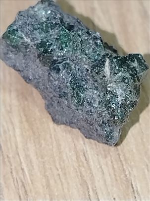 Dragi kamen (prirodan u matrici)