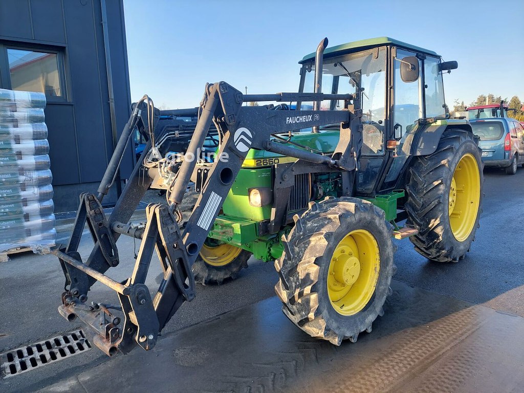 John Deere traktor točkaš