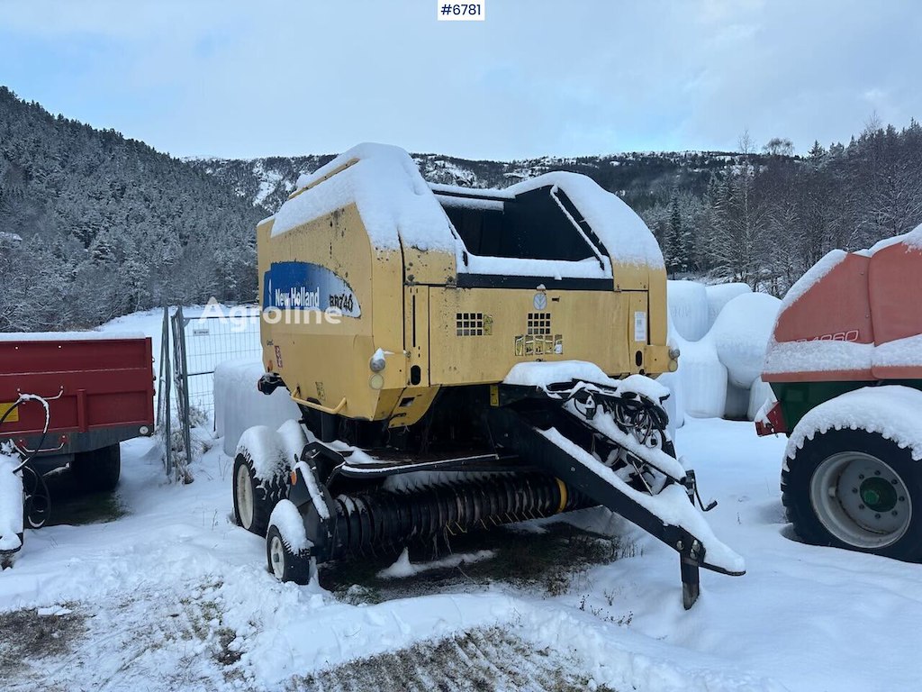 New Holland BR740 balirka za okrugle bale