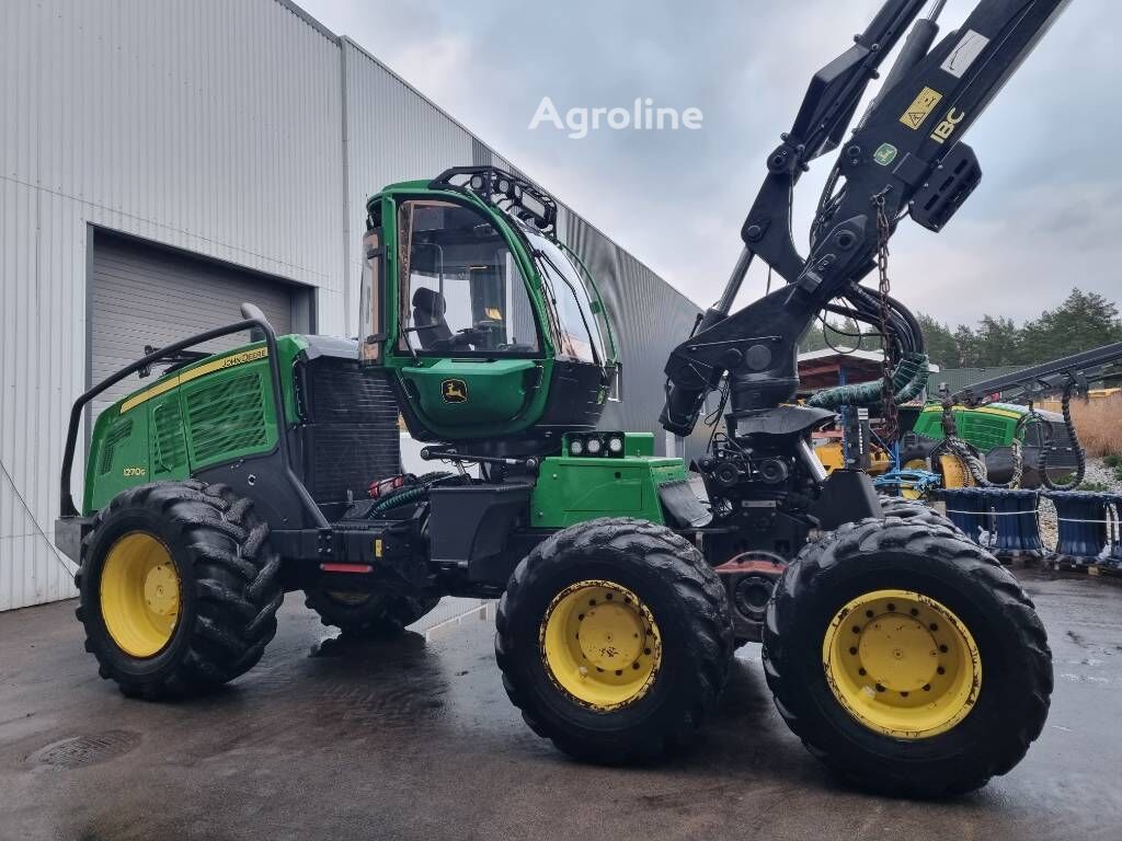 John Deere 1270 G harvester