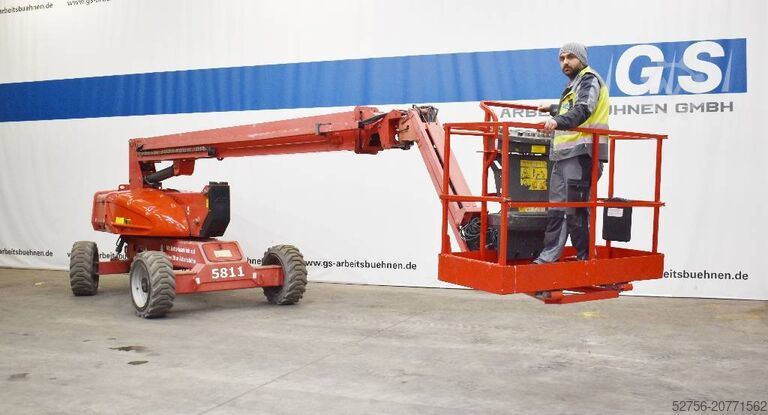 Artikulisan teleskopski bum lift
JLG E600JP