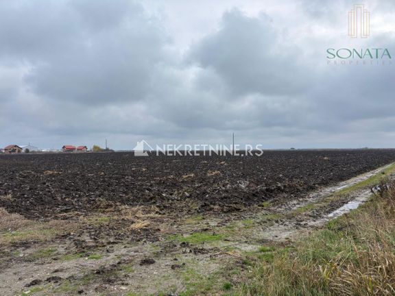 Zemljište površine 165ari, Ugrinovci
