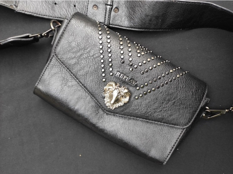 Replay crna crossbody torba sa metalnim ovnom