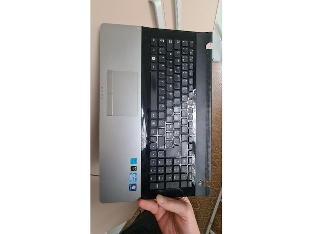 Samsung NP300E7A palmrest sa tastaturom ispravan