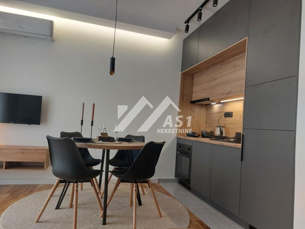Izdaje se lux garsonjera na Somborskom bulevaru ID#4854 400 €