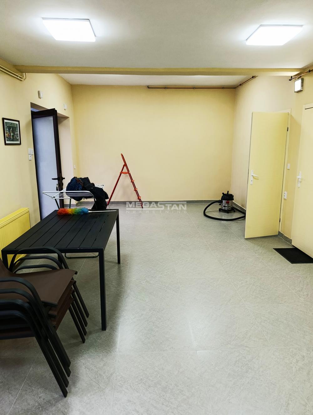 Renoviran, sa parking mestom 200 €