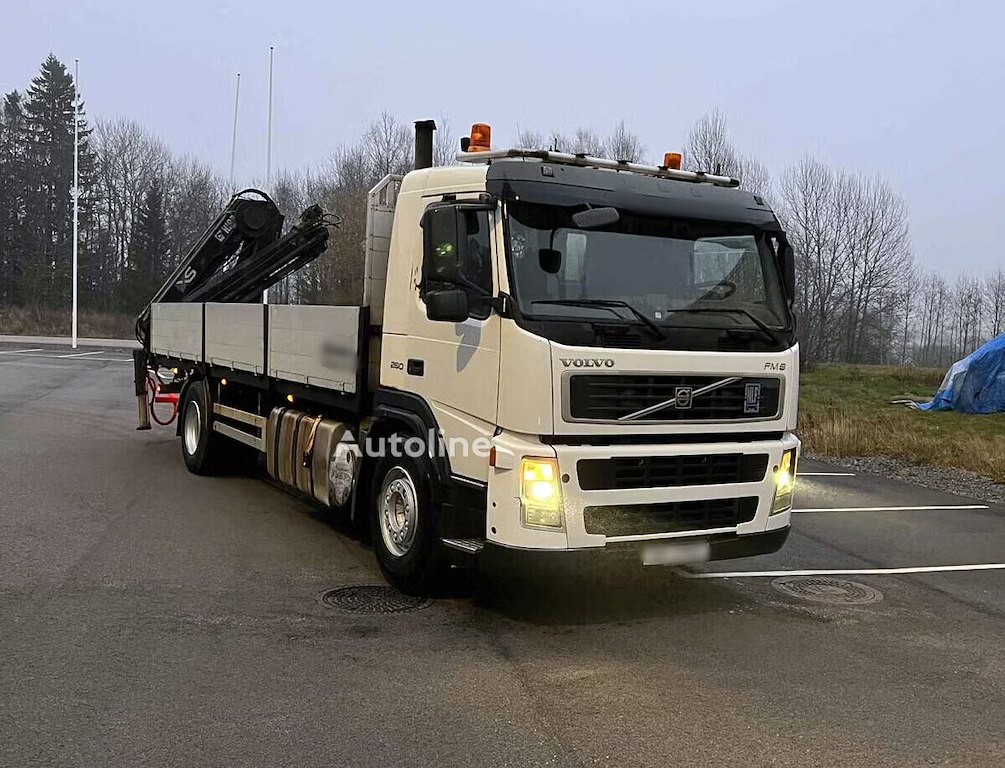 Volvo FM9 260 *HIAB 122 D-3 *BOX 6.5m *REACH 10m kamion s ravnom platformom