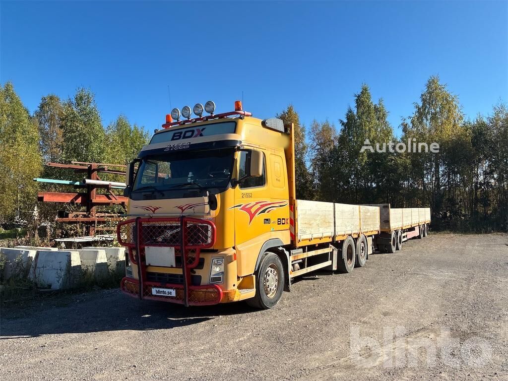 Prodaje se Volvo FH12 kamion s ravnom platformom na aukciji + prikolica sa ravnom platformom