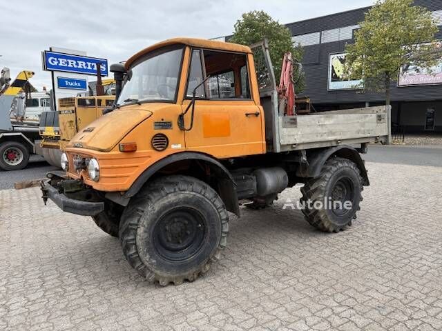 Prodaje se Unimog U600 kamion s ravnom platformom na aukciji