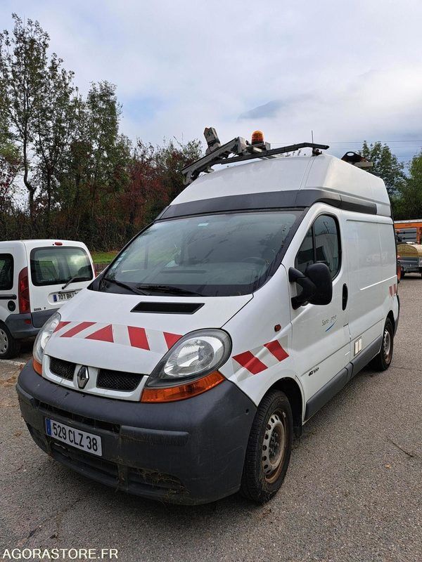 Prodaje se Renault TRAFIC minibus furgon na aukciji