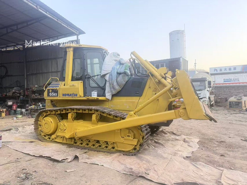 Komatsu D65EX-12 buldožer