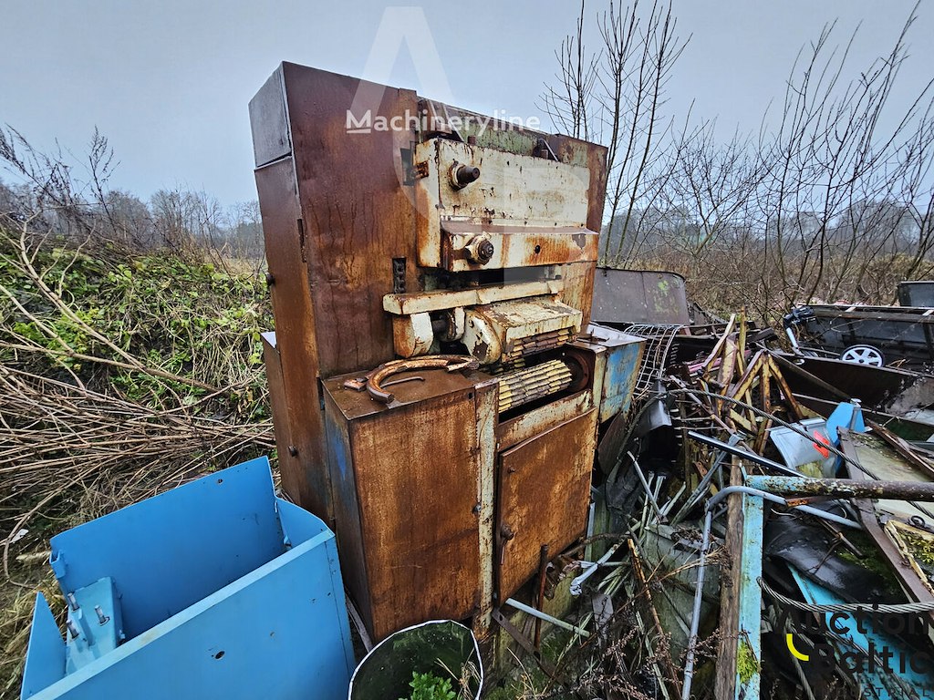 Prodaje se Gater drugu mašinu za obradu metala na aukciji