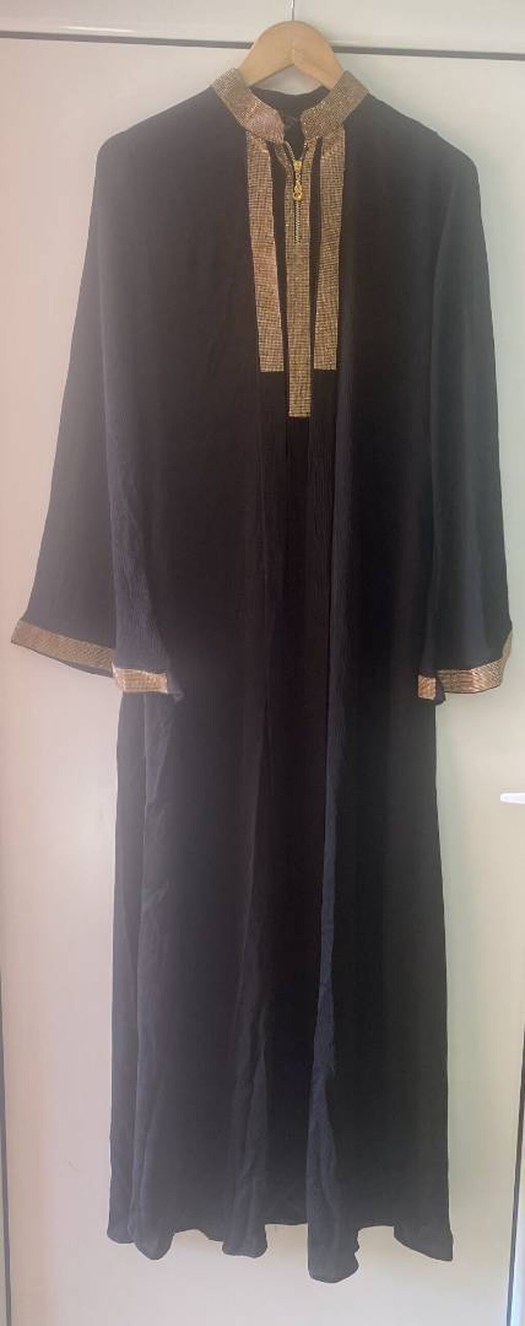 Elegantna arapska abaya haljina kaftan sa zlatnim detaljima brenda