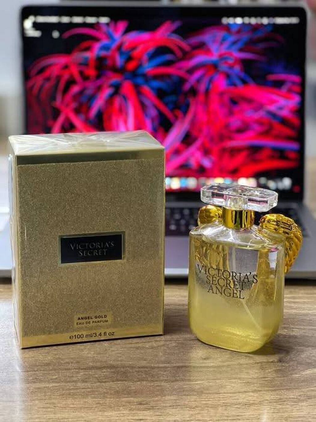 Ovo je Victoria's Secret Angel Gold Eau de Parfum, popularan ženski