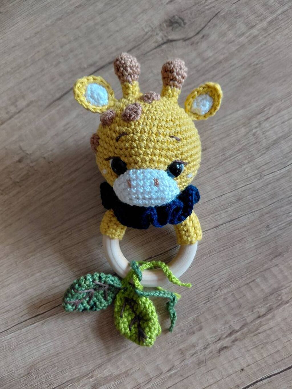 Heklana žirafa zvečka za bebe - Ručno rađena amigurumi zvečka sa