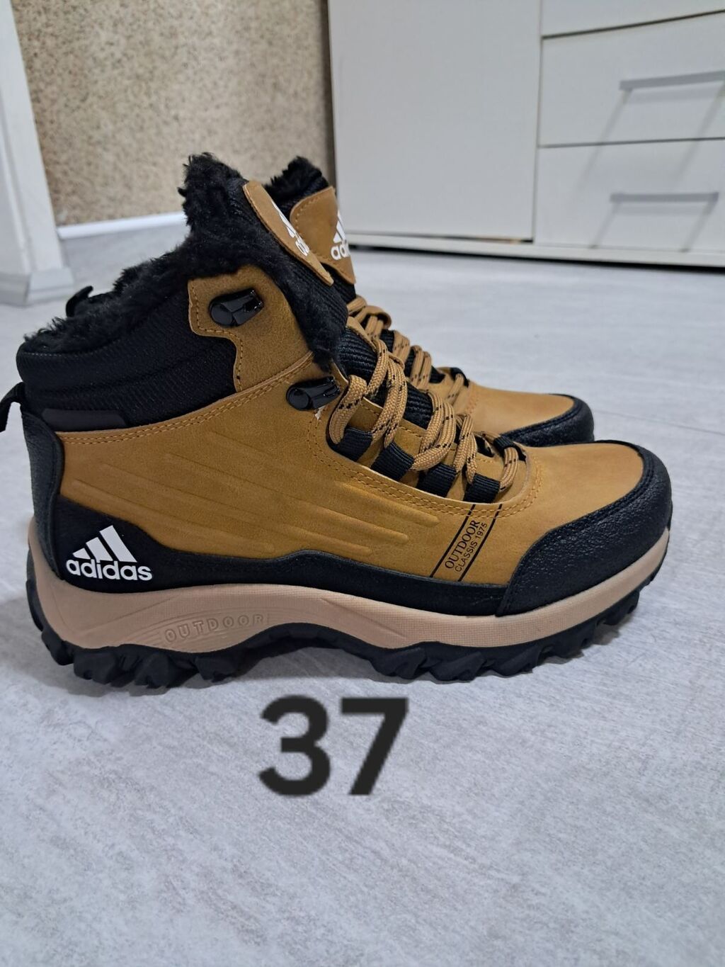 Zimske trekking patike/čizme Adidas – veličina 37 - Model: Outdoor