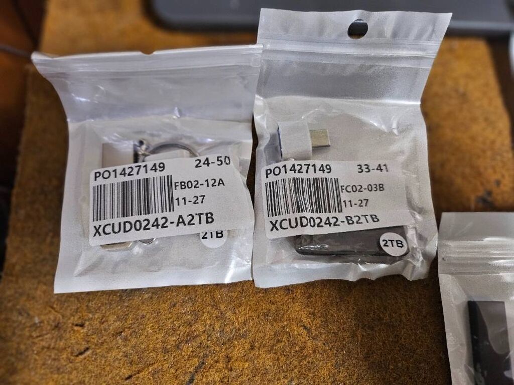 Usb sticovi raznih kapaciteta . Novi nekoristeni sa dodatkom C ulaza