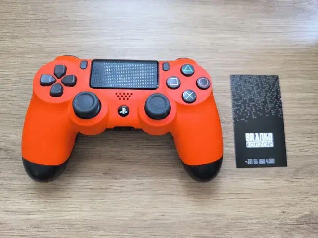 Original Dualshock 4 dzojstik za PS4 konzolu. Dzojstik ima stavljenu