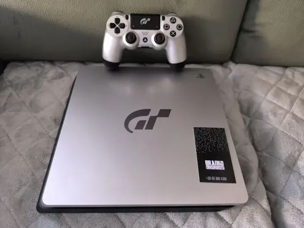 Prodajem Sony PS4 1TB slim konzolu - Gran Turismo Special edition