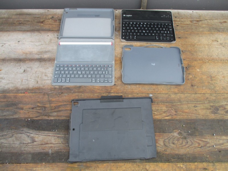 LOGITECH 2 tastature i 2 futrole za tablet za 1e