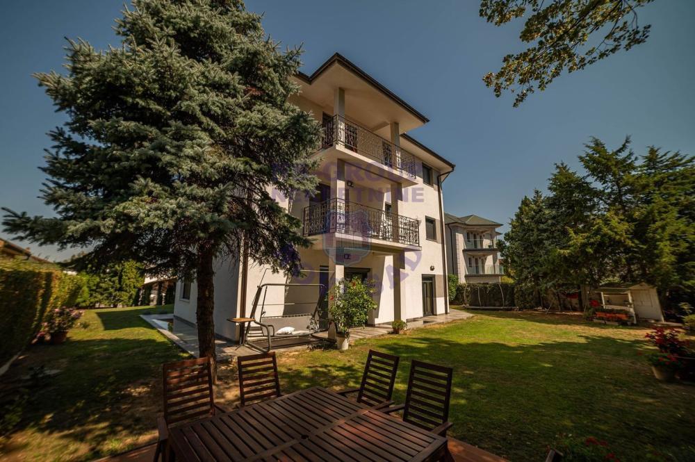 Kuća na prodaju, 550m2, 875.500€