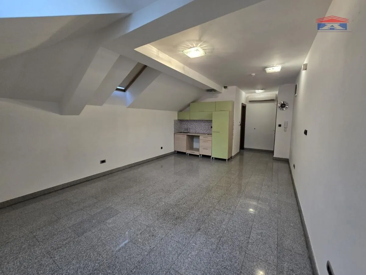 Izdavanje, poslovni prostor, 32m², Centar, Novi Sad