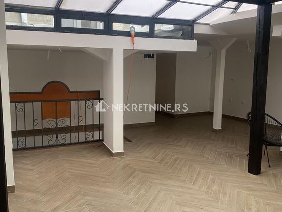 Izdavanje poslovnog prostora Stari grad Venizelosova – renoviran lokal 200 m² na dva nivoa, odlična lokacija kod Bajloni pijace