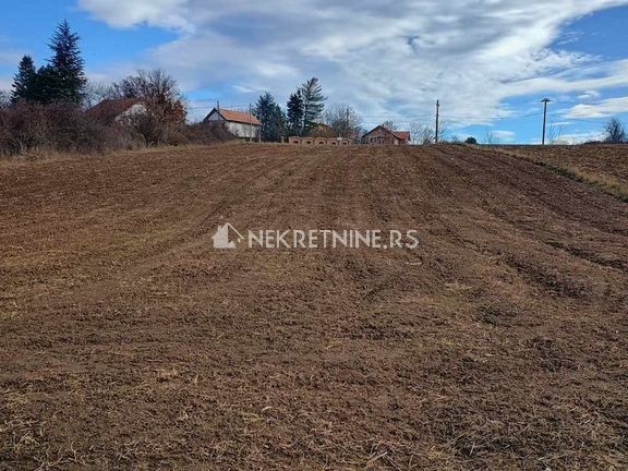 Idealan plac za izgradnju kuće i poljoprivrednog gazdinstva