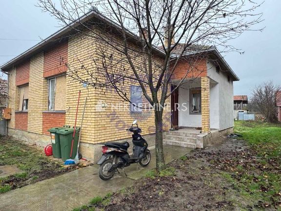 Žabalj, Centar, 3.0 trosobna, 90 m²